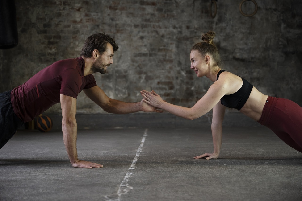 Fit worden met je partner: Duo-workouts voor thuis - Padisport